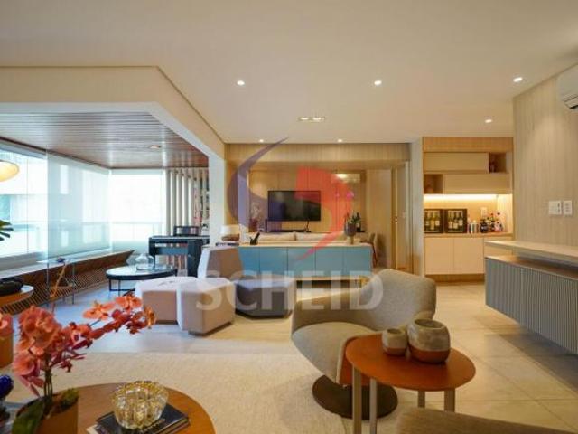 Apartamento moderno e reformado com 3 suítes no Real Parque