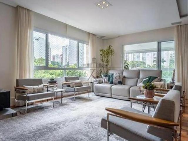 Apartamento Moema 4 Dormitórios 214m²