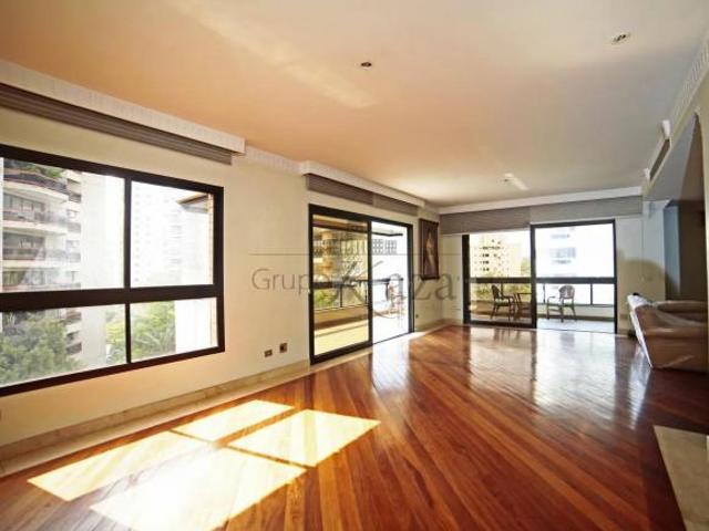 Apartamento Moema 4 suítes 330m²