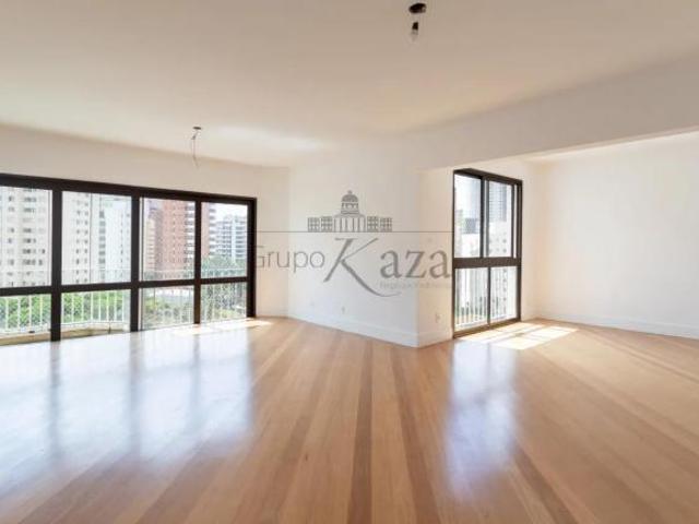 Apartamento Moema 3 Dormitórios 177m²