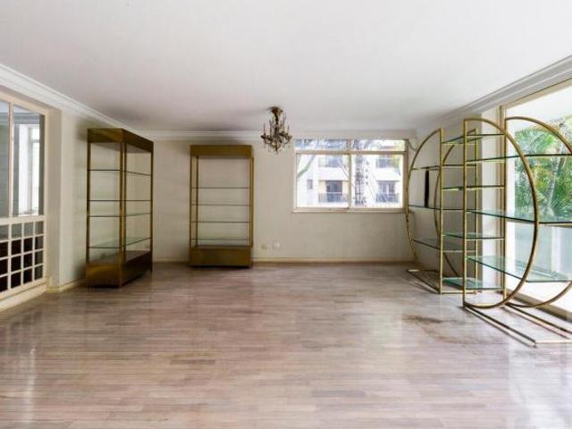 Apartamento muito amplo em excelente esquina!