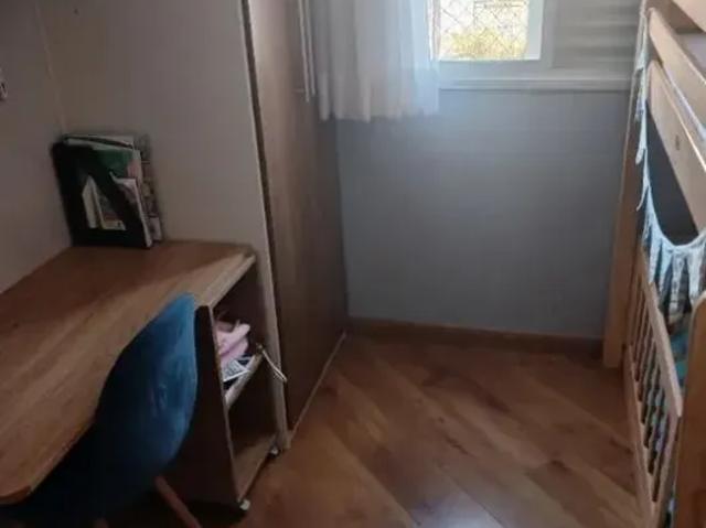 Apartamento muito bem localizado, com armários e ar condicionado, suíte