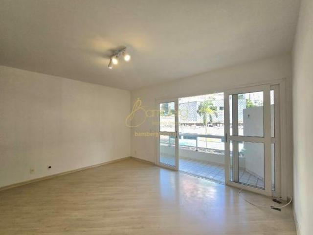 Apartamento na Vila Andrade com 3 dormitórios, suíte e varanda