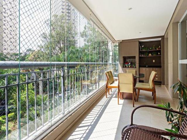 Apartamento na Vila Andrade com 3 Suítes, Varanda Gourmet e 3 Vagas