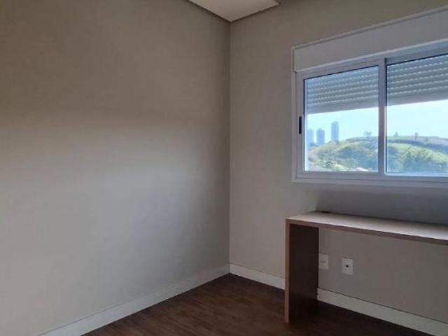 Apartamento na Zona Sul em andar mediano com 3 quartos, varanda 2 vagas e vista