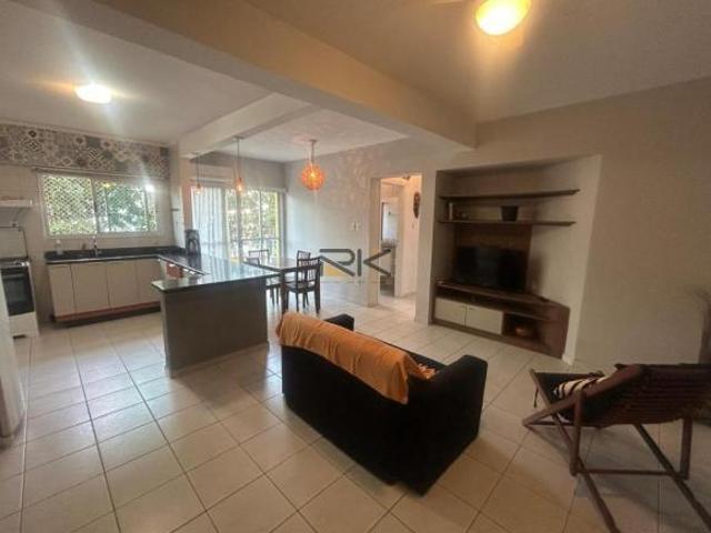 Apartamento na barra da lagoa com sala 2 ambientes,cozinha,2 dormitórios sendo 1 suíte