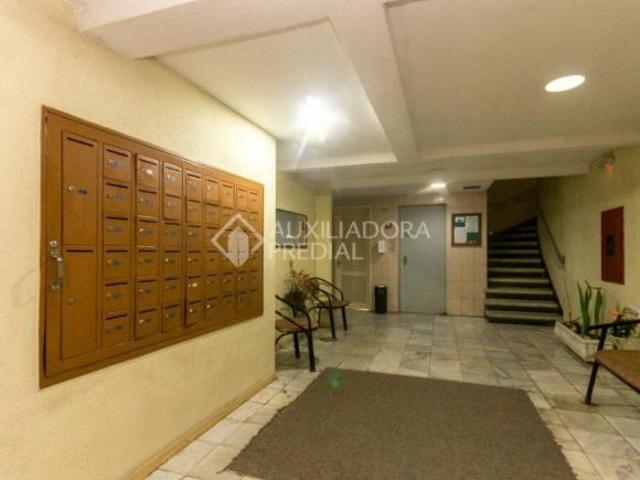 Apartamento na Cidade Baixa, 29,75 m² privativos. Condomínio com 2 elevadores, portaria 24h, zela