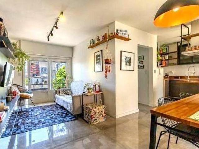 Apartamento na Cidade Baixa de 1 dormitório e dependência REFORMADO