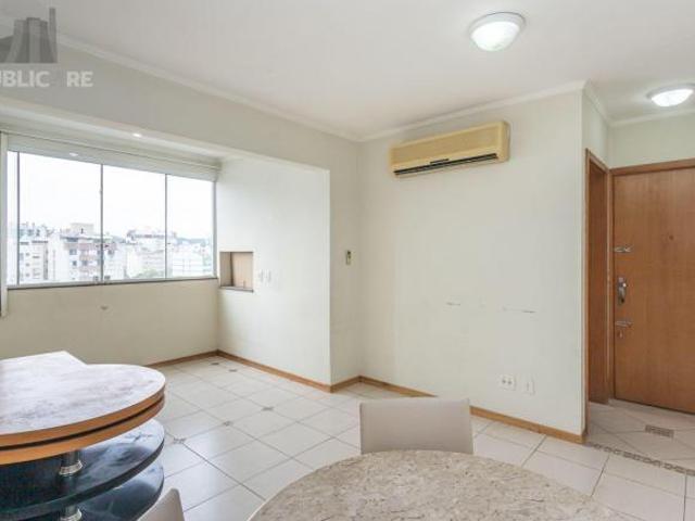 Apartamento na Cidade Baixa de 2 dormitórios e vaga DESOCUPADO