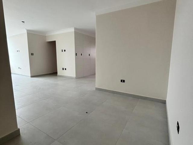 APARTAMENTO NA GUILHERMINA, 02 QUARTOS, SACADA ENVIDRAÇADA, 200MIL DE ENTRADA