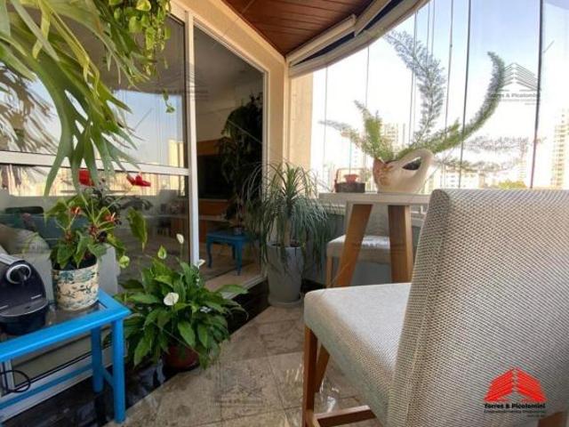 Apartamento na Mooca, 128m2, 2 suítes, closet, sala dois ambientes, cozinha ampla, lavabo. 4 banheir