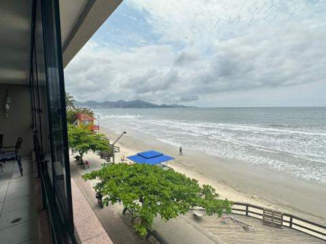 Apartamento na quadra do mar 3 Quartos sendo 1 suíte com ar para 9 pessoas Meia Praia