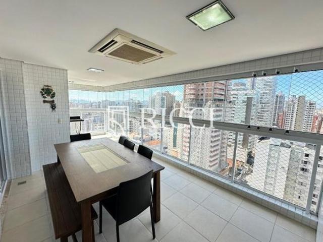 apartamento na quadra da praia com varanda com churrasqueira e lazer completo