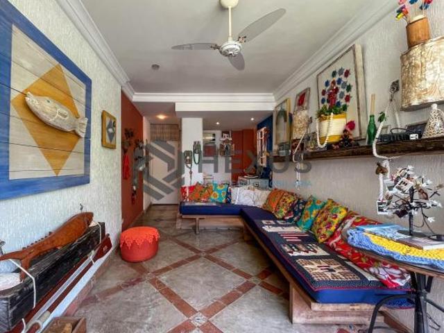 Apartamento na quadra mar da Praia das Pitangueiras, Guaruja