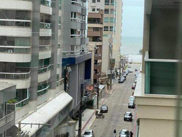 Apartamento na segunda quadra do mar, 3 suítes com ar para 8 pessoas Meia Praia