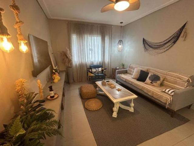 APARTAMENTO NAS TONINHAS COM 2 DORMITÓRIOS,SALA DE ESTAR E 80 METROS DA PRAIA
