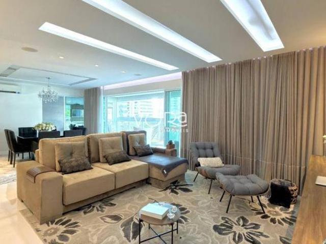 Apartamento no Água Verde com 171m² privativos 3 suítes e 2 vagas de garagem