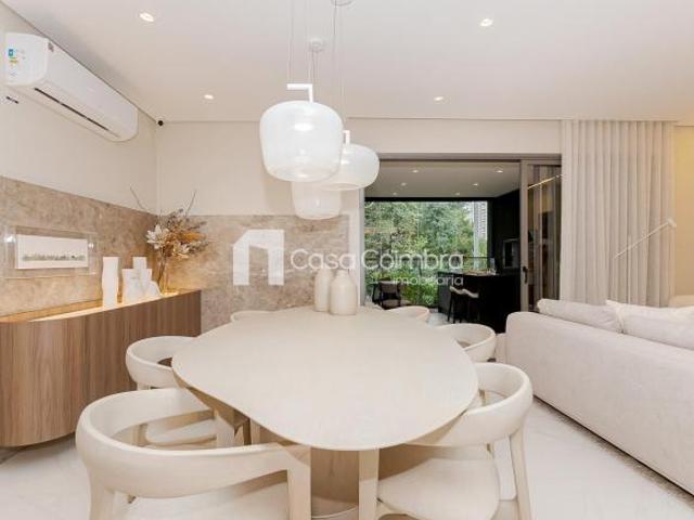 Apartamento no Ahú com 3 dormitórios e varanda com