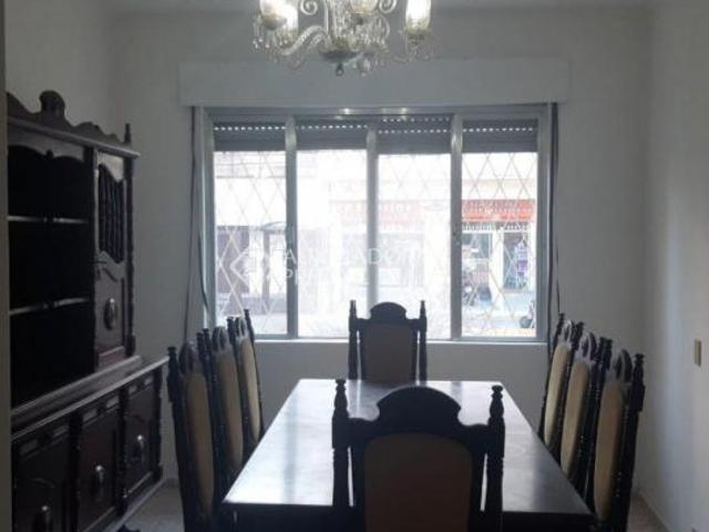 Apartamento no bairro Cristo Redentor. Com 3 quartos, dependência com banheiro e um pátio