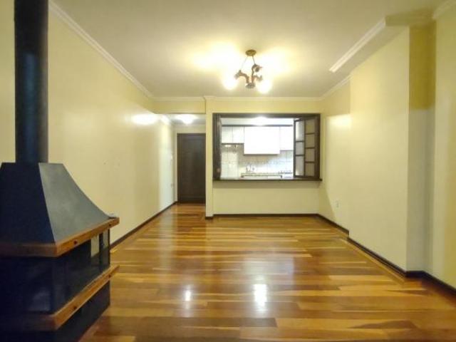 Apartamento no bairro Jardim Floresta de 2 dormitórios, suíte, sacada com churras, garagem coberta