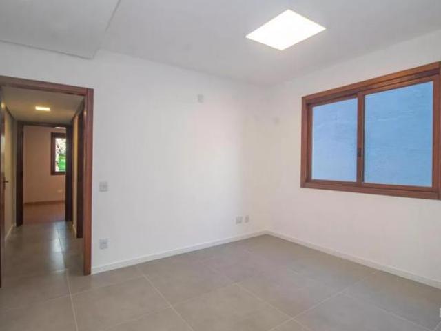 Apartamento no bairro Menino Deus de dois dormitórios, sacada com churrasqueira e vaga de garagem