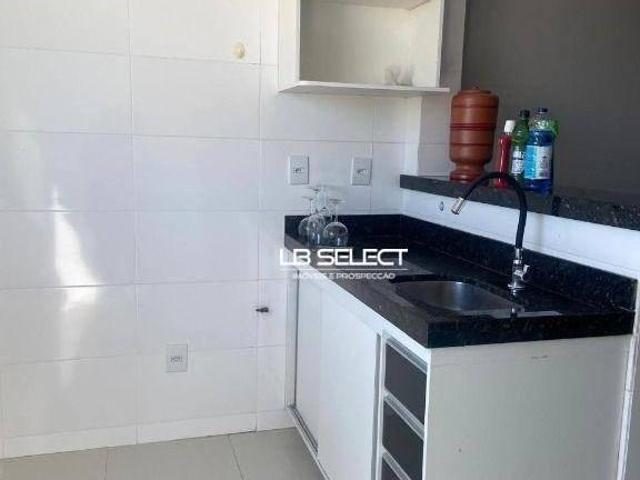 Apartamento no bairro Santa Mônica com dois quartos, banheiro social e uma vaga garagem