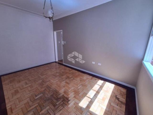 Apartamento no Bairro Santana 2 dormitórios, sacada e vaga escriturada