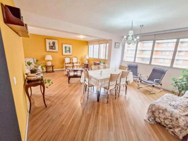 Apartamento no Batel com 134m2 úteis e 179m2 total, 3 quartos com suíte, 3 salas, móveis planejados
