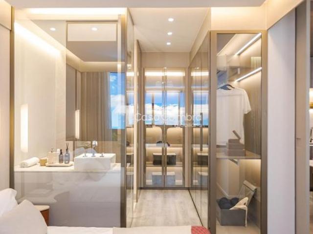 Apartamento no Batel com sacada ampla próximo à Pr
