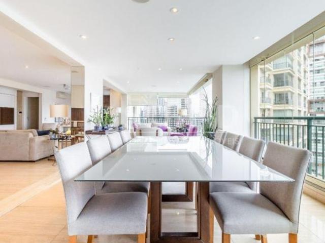 Apartamento no Brooklin, 205m², 3 Suítes, Lazer completo, 4 Vagas, Vista panorâmica, 13° andar