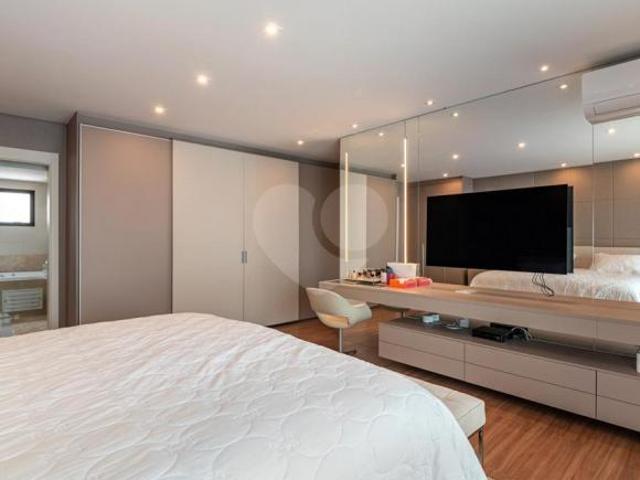 Apartamento no Campo Comprido com 243m²
