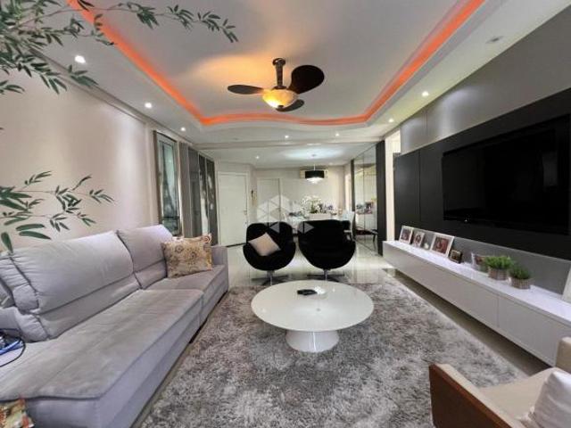 Apartamento no Centro com ampla sacada e 03 dormitórios 01 suíte