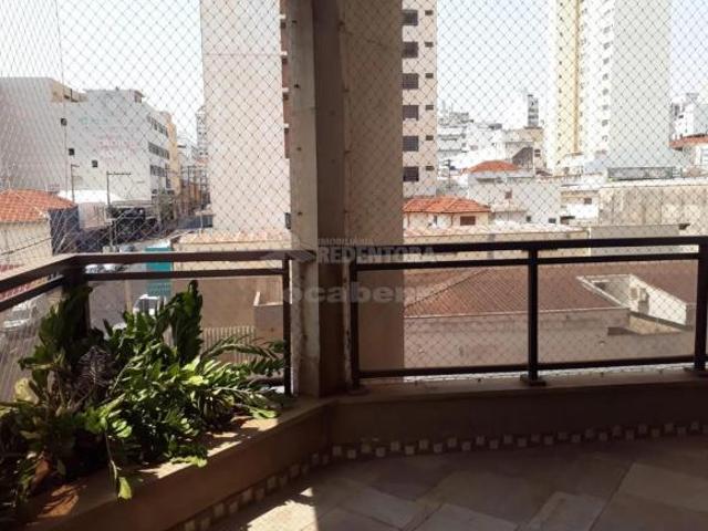 Apartamento no Centro com 04 Dormitórios, 02 vagas de garagem