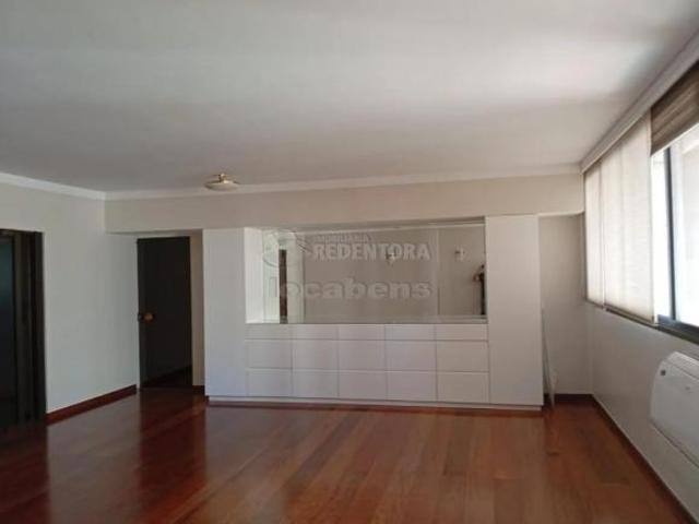 Apartamento no centro com 03 dormitórios