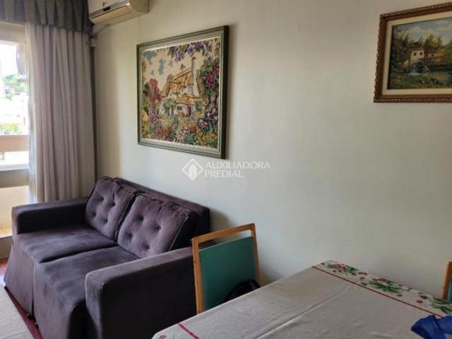 Apartamento no Centro com 2 quartos e elevador.