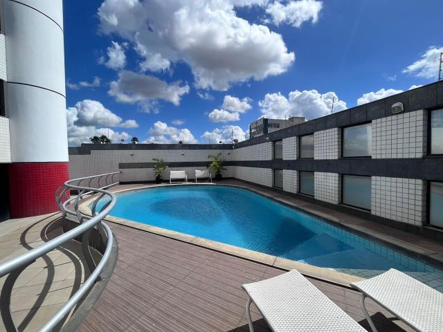 Apartamento no Centro da cidade de Feira de Santana, com 4 suites sendo uma com closet, dependência de empregada completa e 3 vagas de garagem. Imóvel todo mobiliado