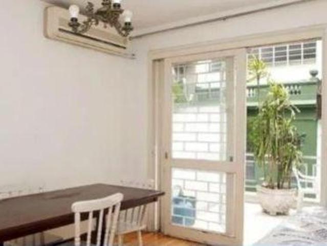 Apartamento no Centro de 1 dormitório mobiliado e com terraço DESOCUPADO