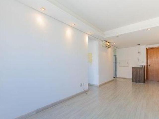 Apartamento no Centro de 2 dormitórios e 2 vagas DESOCUPADO