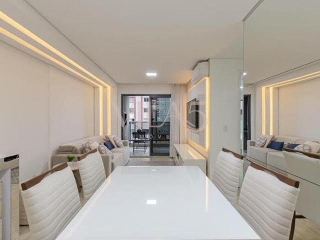 Apartamento no Centro de Curitiba com 2 quartos e 2 vagas com churrasqueira