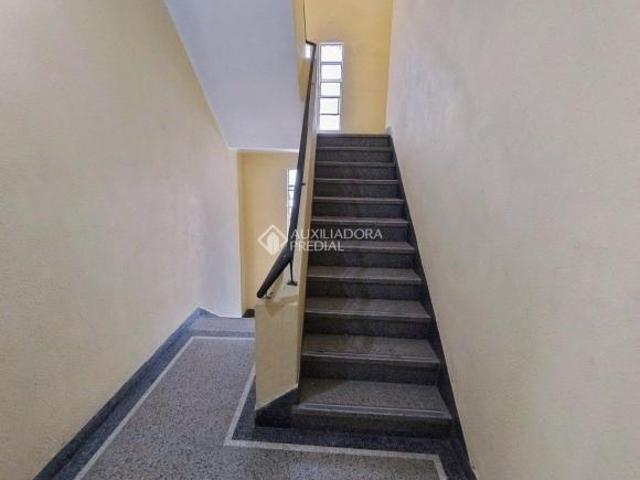 Apartamento no Centro Histórico de Porto Alegre, com 80m² de área privativa, três dormitórios, banhe