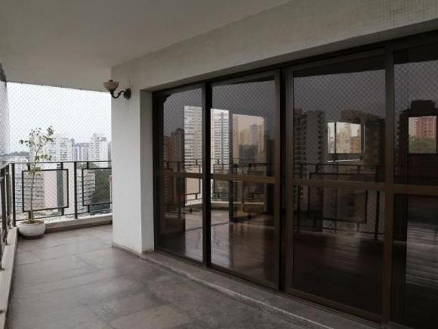 Apartamento no Condomínio Patrícia com 217 m²!