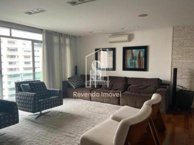 Apartamento no Condomínio Patricia em Campo Belo com 203m2 3 dormitórios 2 vagas de garagem. Condomí
