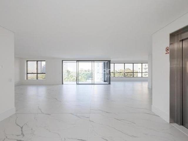 Apartamento no Ecoville com 3 suítes e 320 m² priv