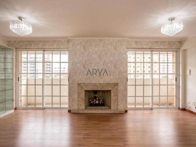 Apartamento no Edifício Kensington no Rebouças ARY
