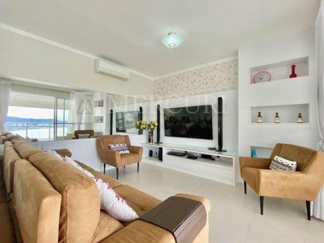Apartamento no Guarujá, Enseada, 3 Quartos, Sala para 2 Ambientes e Varanda com Churrasqueira Merc