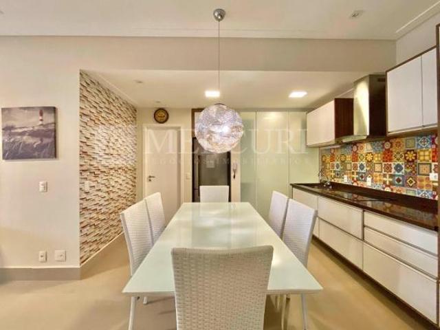 Apartamento no Guarujá, Enseada, 2 Quartos, Sendo 1 Suíte e Varanda Mercuri Imóveis Imobiliária