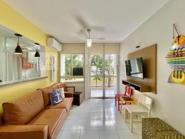 Apartamento no Guarujá, Enseada, 2 Quartos, Sendo 1 Suíte, Sacada com Vista Urbana e Lazer no Prédio