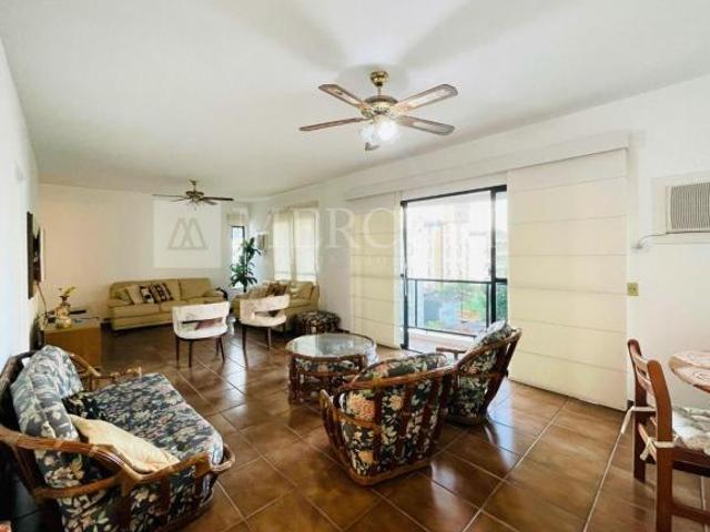 Apartamento no Guarujá, Enseada, 4 Quartos, Sendo 2 Suítes e Sacada com Vista Urbana Mercuri Imóve