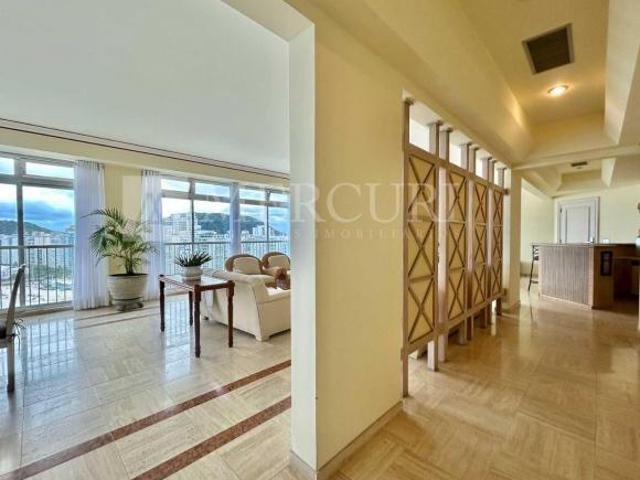 Apartamento no Guarujá, Pitangueiras, 5 Quartos, Sendo 3 Suítes, Frente Mar e com Vista Total para o