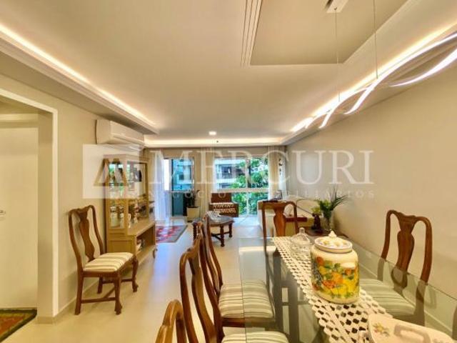 Apartamento no Guarujá, Pitangueiras, Reformado, 3 Quartos, Sendo Suítes.e Sacada com Vista Urbana